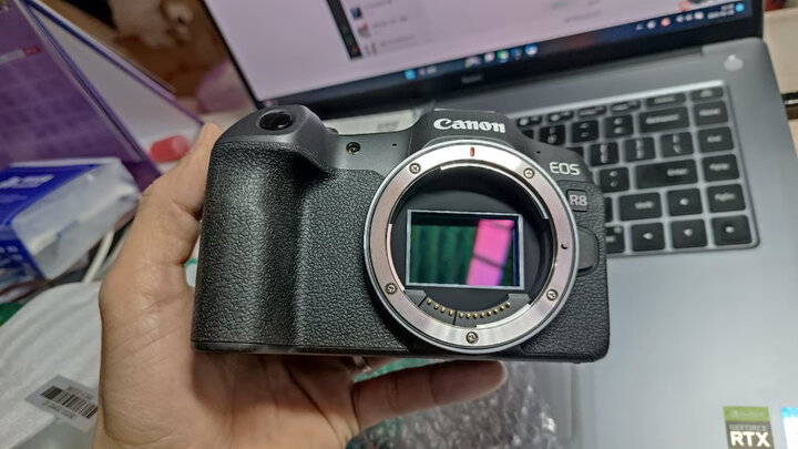 佳能EOS R8：“纠结了很久，在索尼A7C和佳能R8之间。最终还是选择了R8，相机做工还是很精致的。全画幅的CMOS传...” - 京东