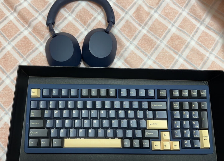 VGNS99：“上面是索尼xm5耳机蓝色 下面是s99黑色 属于是重新定义黑色了 也没有脚撑 想调高角度都不行 6月...” - 京东