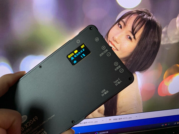 斯丹德X2049：“做工超级好，拿在手里非常有质感，精致的都不忍心拿出去用了！亮度很足颜色很正，非常实用的便携补光灯！而...” - 京东