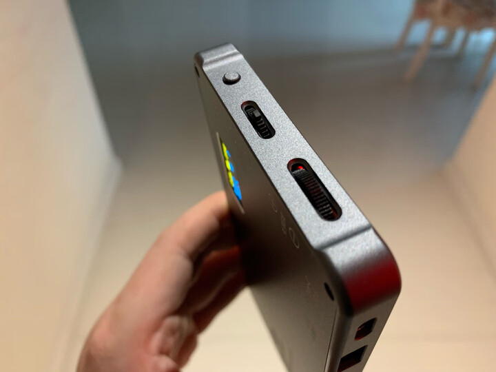 斯丹德X2049：“做工超级好，拿在手里非常有质感，精致的都不忍心拿出去用了！亮度很足颜色很正，非常实用的便携补光灯！而...” - 京东