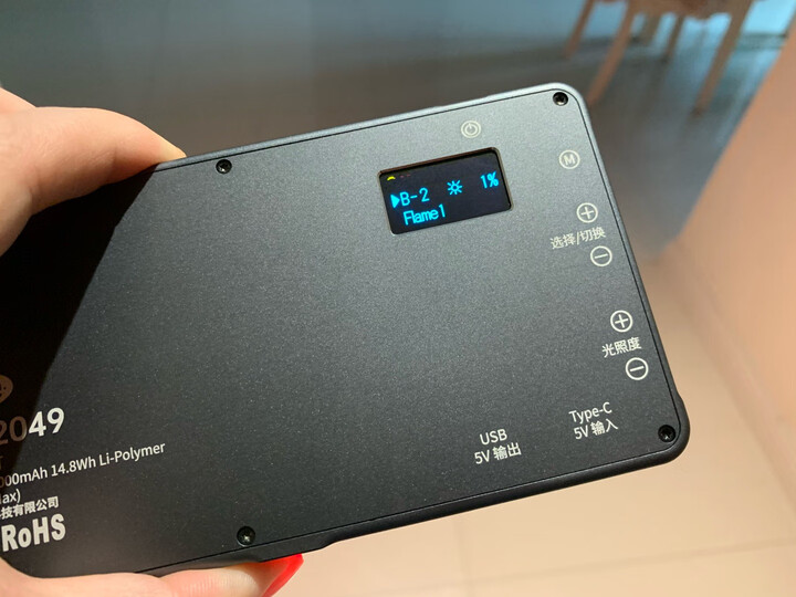 斯丹德X2049：“做工超级好，拿在手里非常有质感，精致的都不忍心拿出去用了！亮度很足颜色很正，非常实用的便携补光灯！而...” - 京东