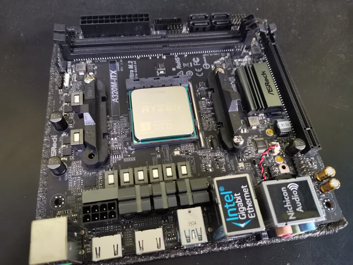 华擎A320M-ITX 主板：“做工精细，搭配3200G，一次点亮，在itx主板里，性价比很高，值得拥有” - 京东