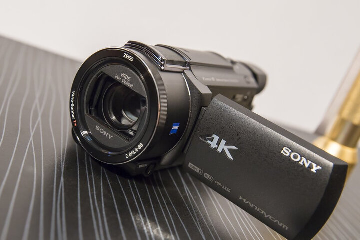 索尼FDR-AX60：“握在手中感觉比在图中看到的要精致，这款摄像机便携性很强，外出携带超级方便，购买时就是奔着4K与5轴防...” - 京东